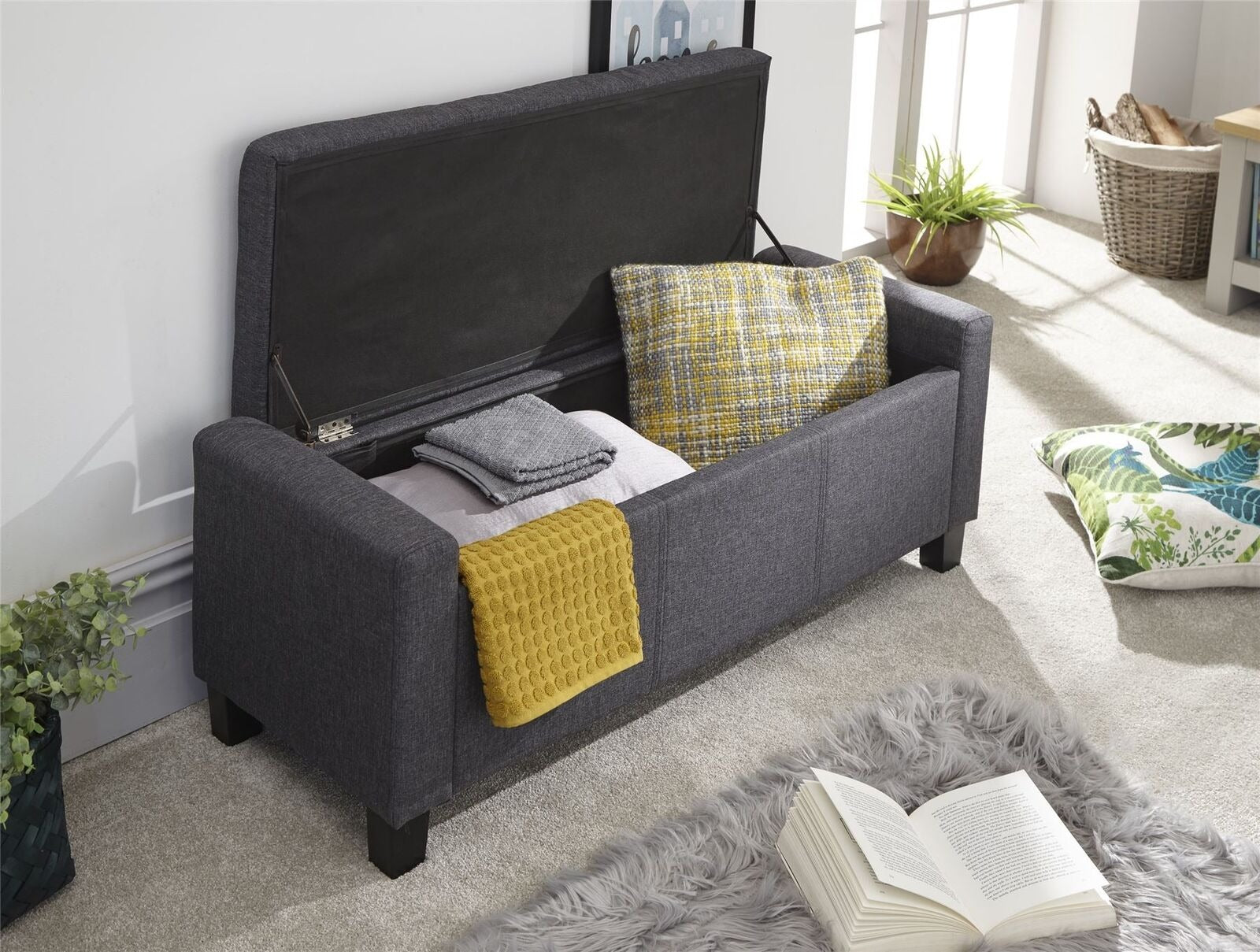 Pouffe seat with storage store